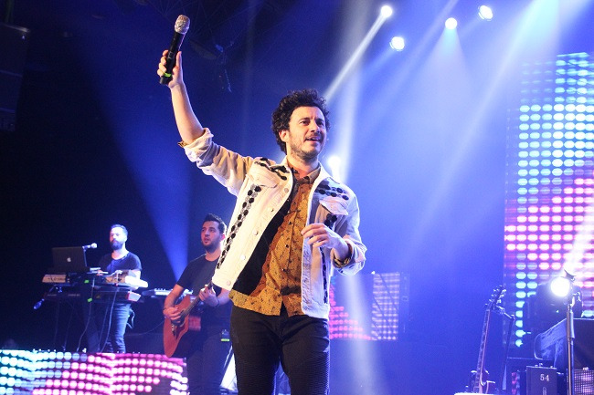 Buray'ın Sahnede Sazı Çalındı