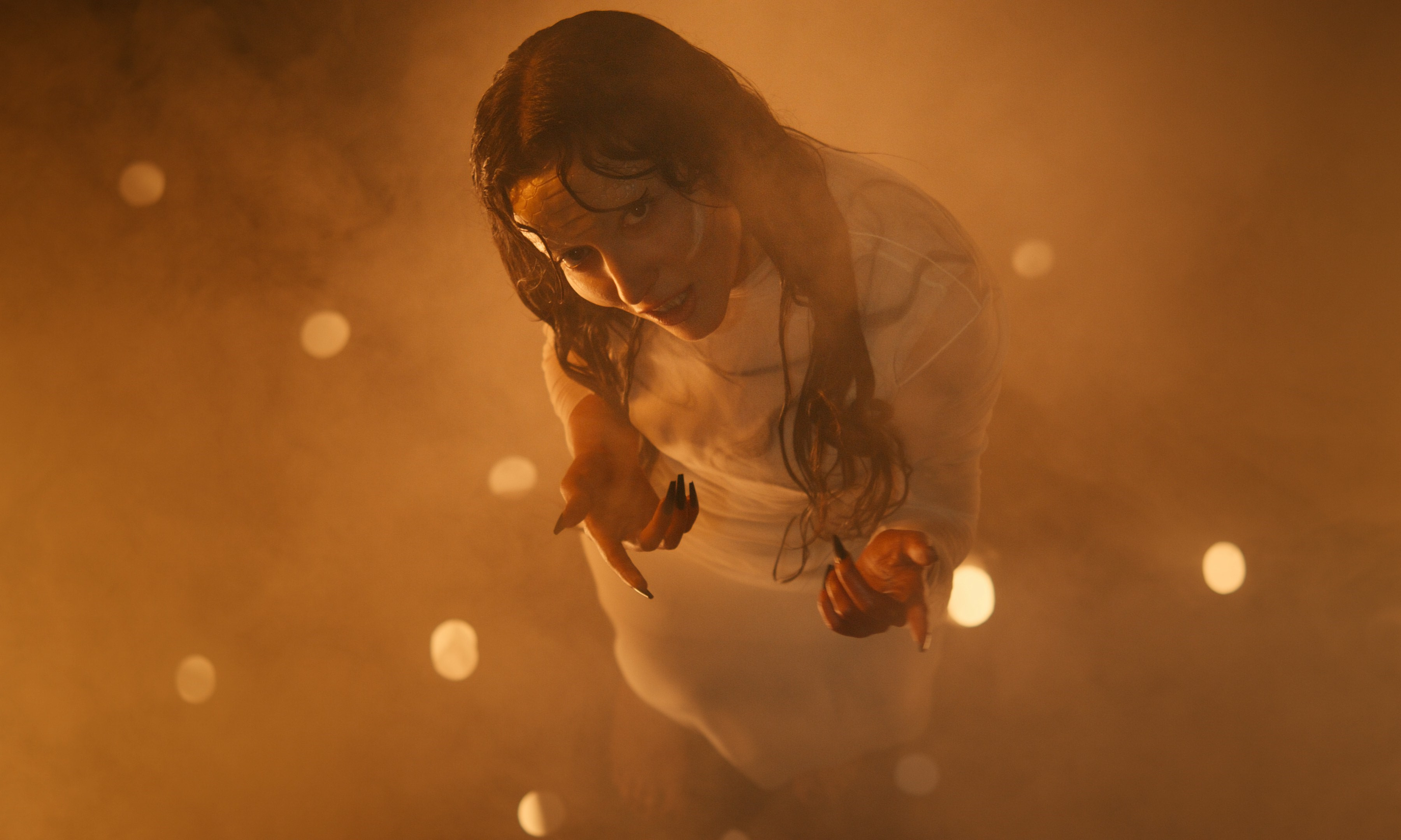 Melike Şahin & Ko Shin Moon Düeti “İsyan”ın Klibi Yayında!